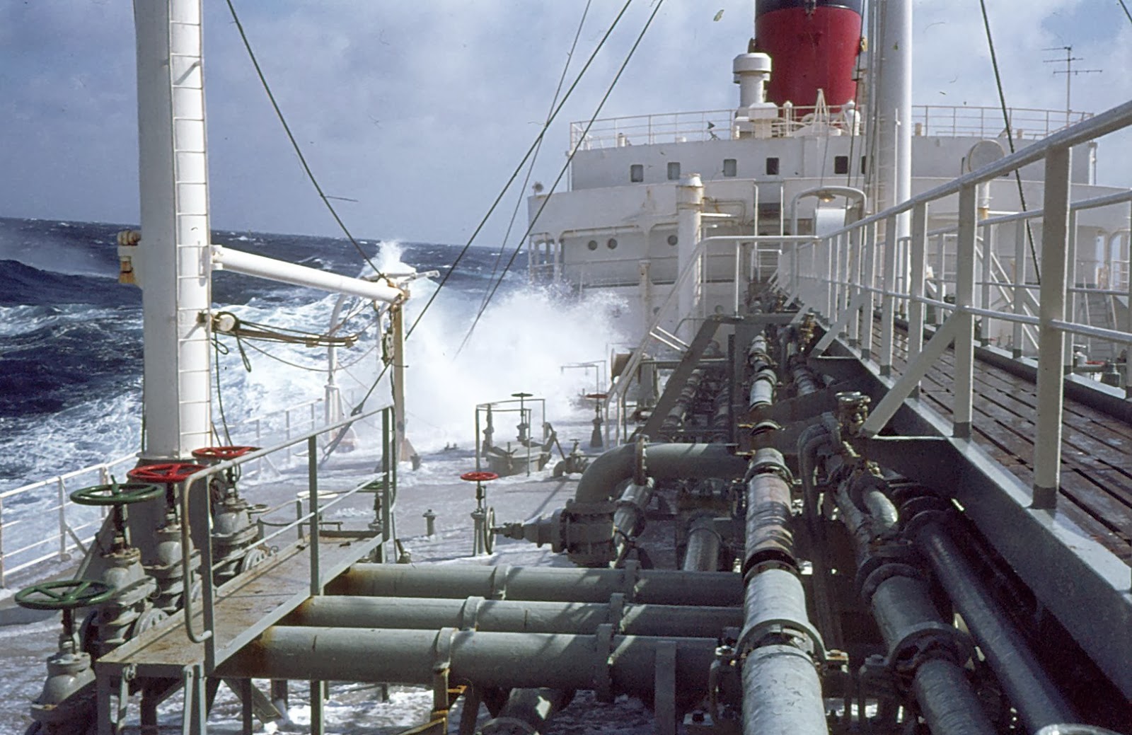 'ZIEN EN WETEN': KENIA S.S. SHELL TANKERS B.V. (DEEL 1-D)