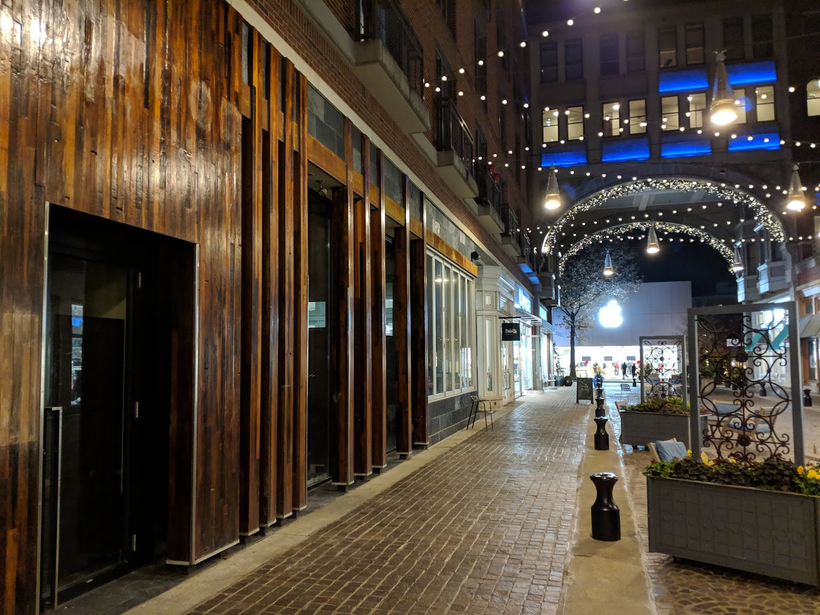 Robert Dyer @ Bethesda Row: Redwood signage removed at Bethesda Row ...