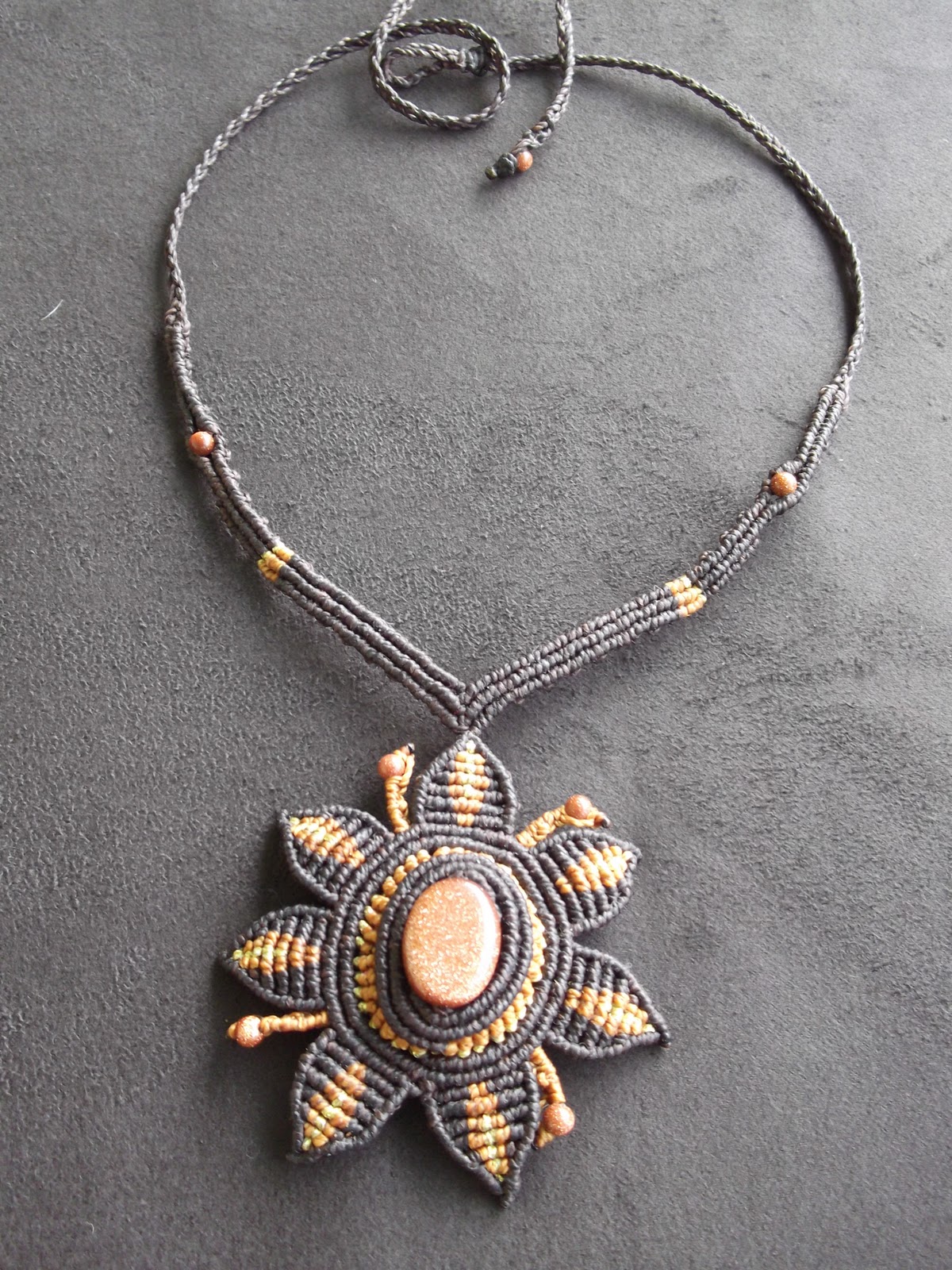 ARIANNAREN HARIA: Collares de macrame : los medianos....