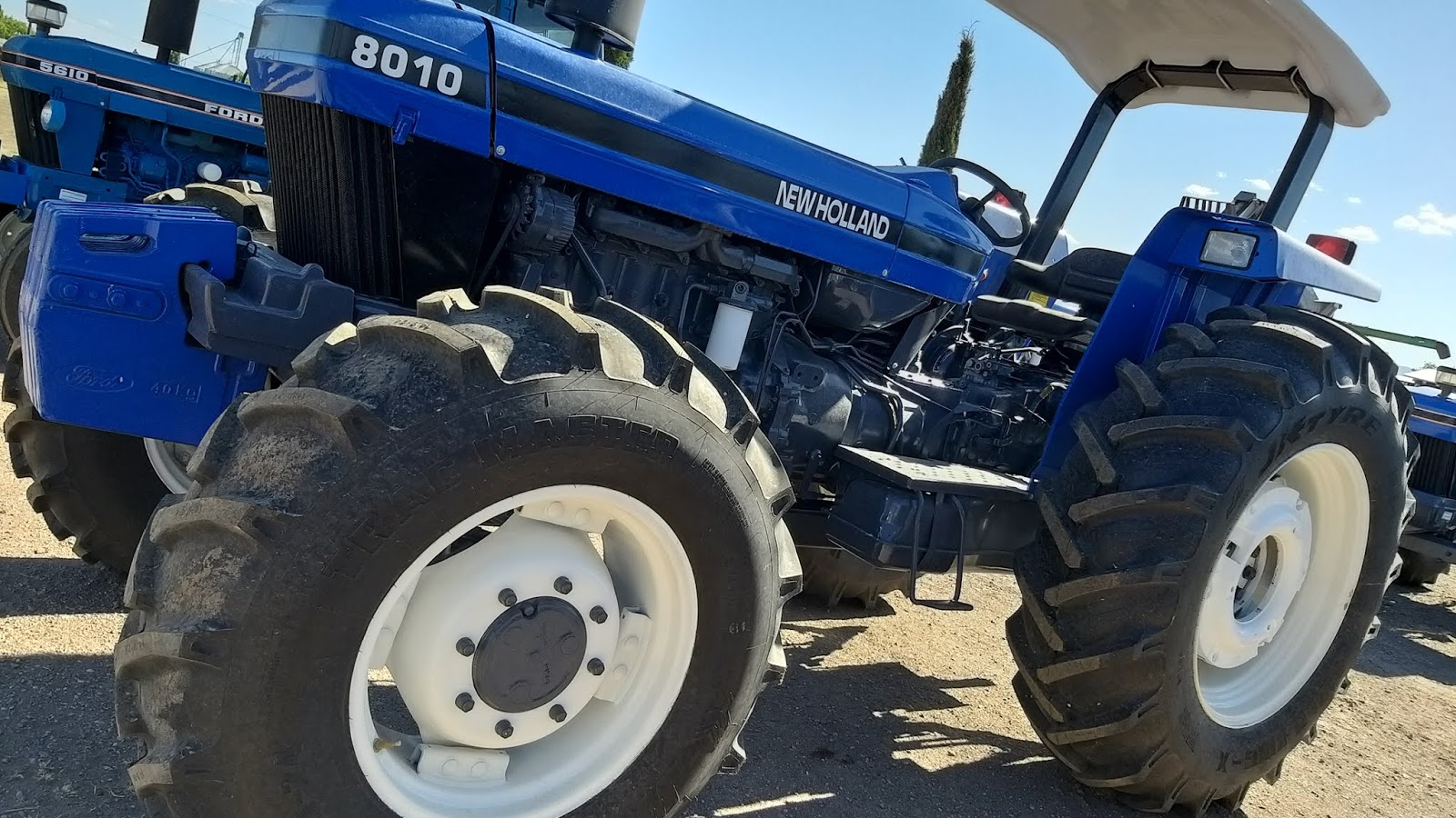 MAQUINARIA AGRICOLA INDUSTRIAL: Tractor New Holland 8010 4x4 $24,000 Dlls.