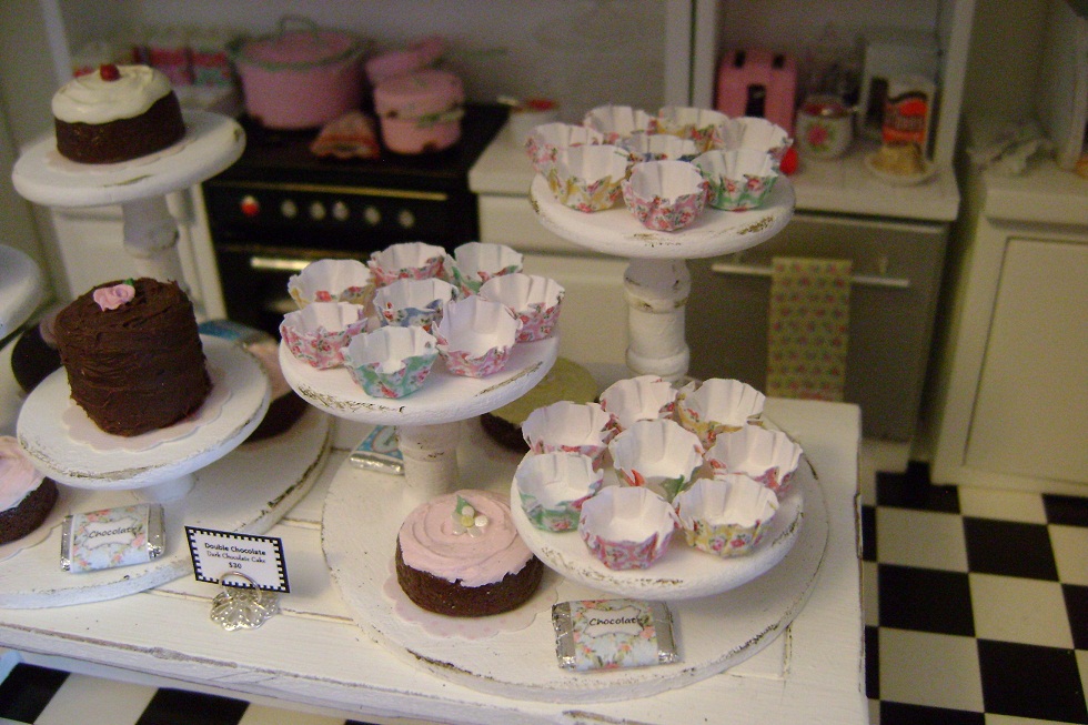 Baking In Miniature: Cupcake/Cake Display