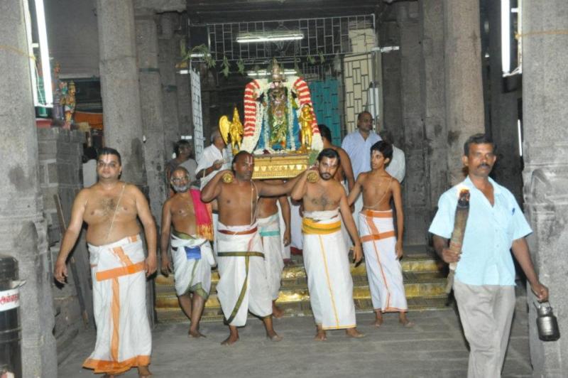 Kairavini karaiyinile - திரு அல்லிக்கேணி குளக்கரையோரம்: ChennaKesava ...