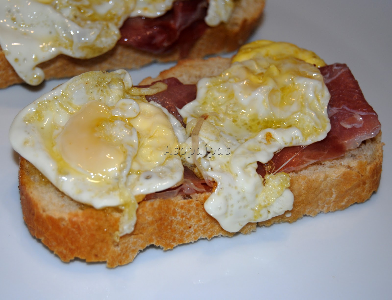 Tostadas con Jamón Serrano y Huevos de Codorniz. Receta | Asopaipas ...