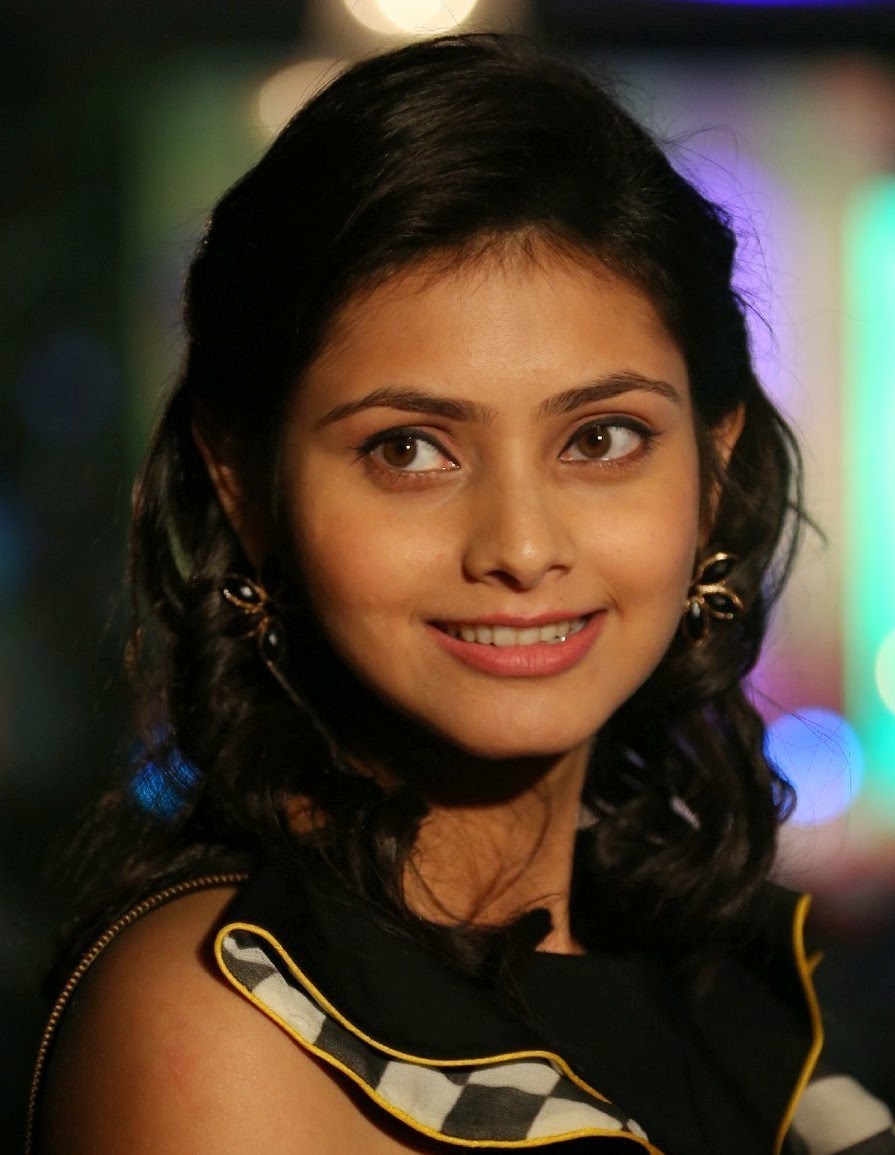 Actress Stills: Prachi New Cute Photos