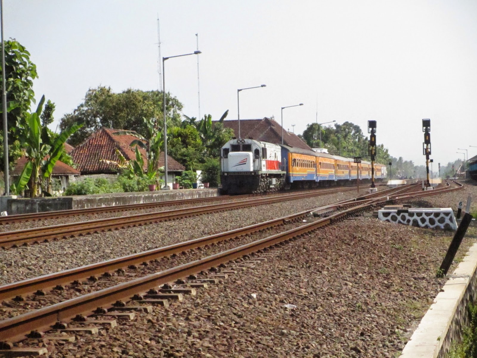 Kereta Api Indonesia: Jalan-jalan ke Stasiun Wates (Full Foto)