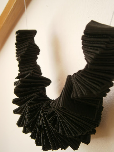 Mlle.Brico: DIY | Accordion Ribbon Necklace