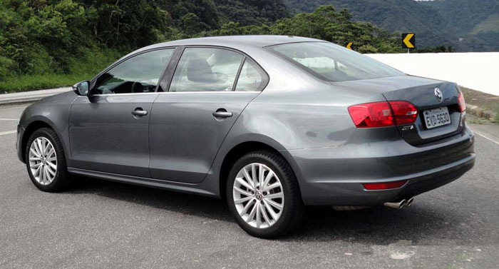 VW Jetta 2.0 Comfortline e seus concorrentes em preço, espaço e desempenho