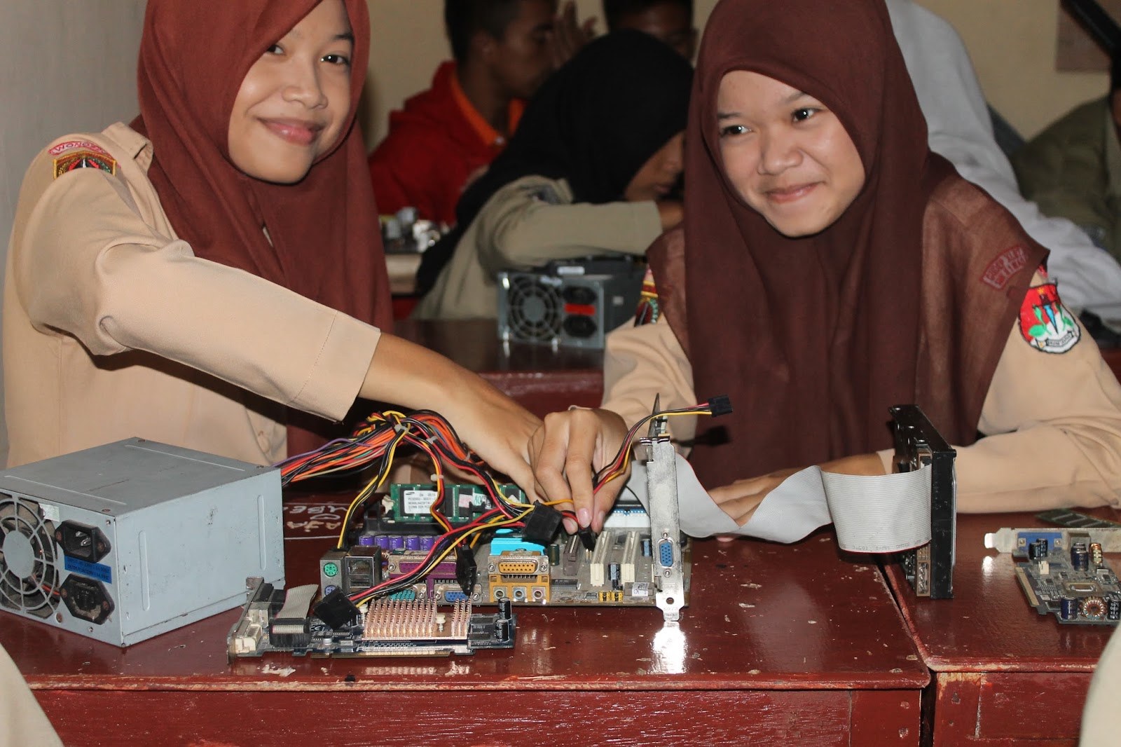 ini dia foto foto keserius siswa SMK N 1 Wadaslintang PKL di MK Computer Kebumen - Tempat PKL ...