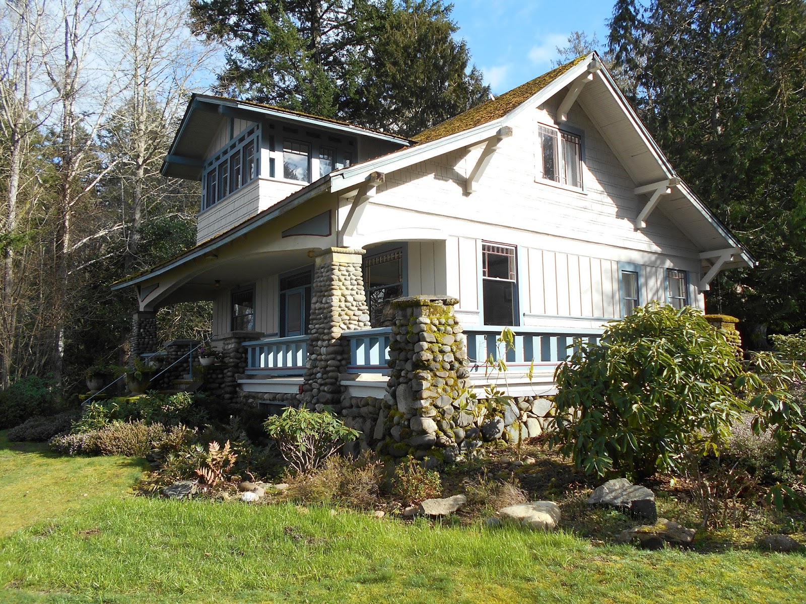 Flitzy Phoebie: Emel House at Scenic Beach