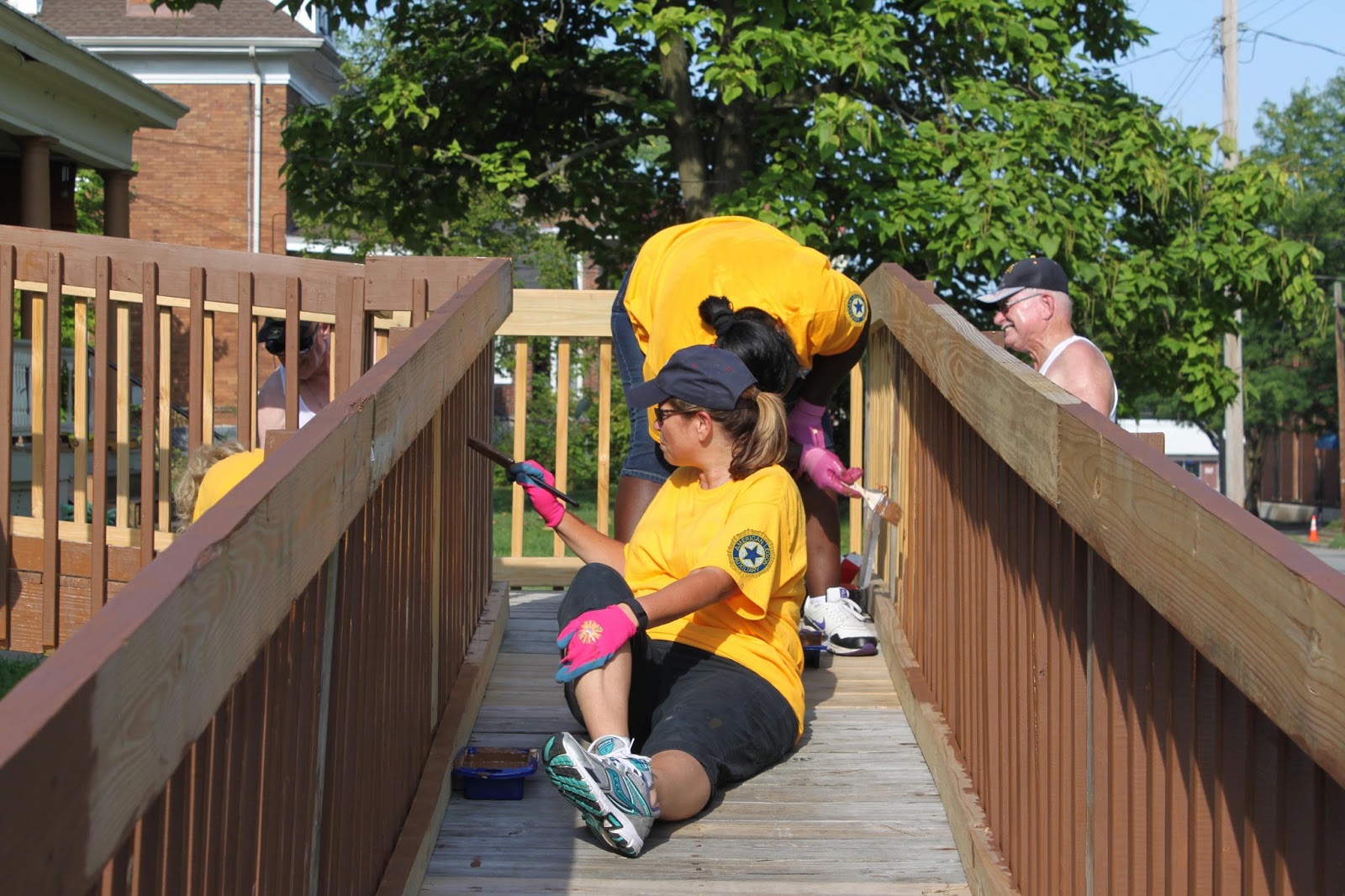 Help yourself by helping others: Make a commitment to volunteer - Happy ...