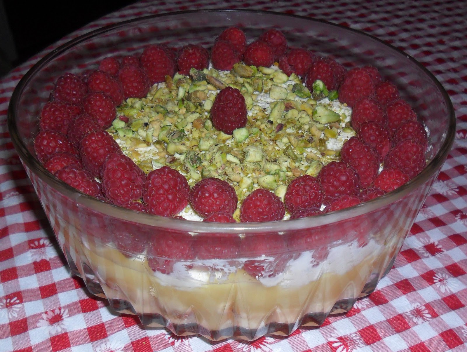 the silverscrapper's craft space: Foodie Friday - No Jelly Trifle