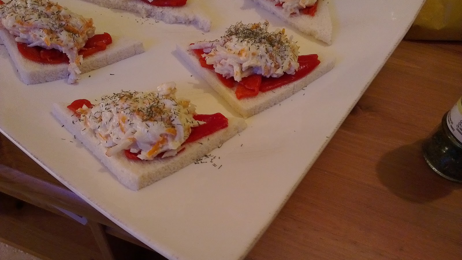 La cuisine de lili: Toast miettes de surimi sur son lit de piquillos