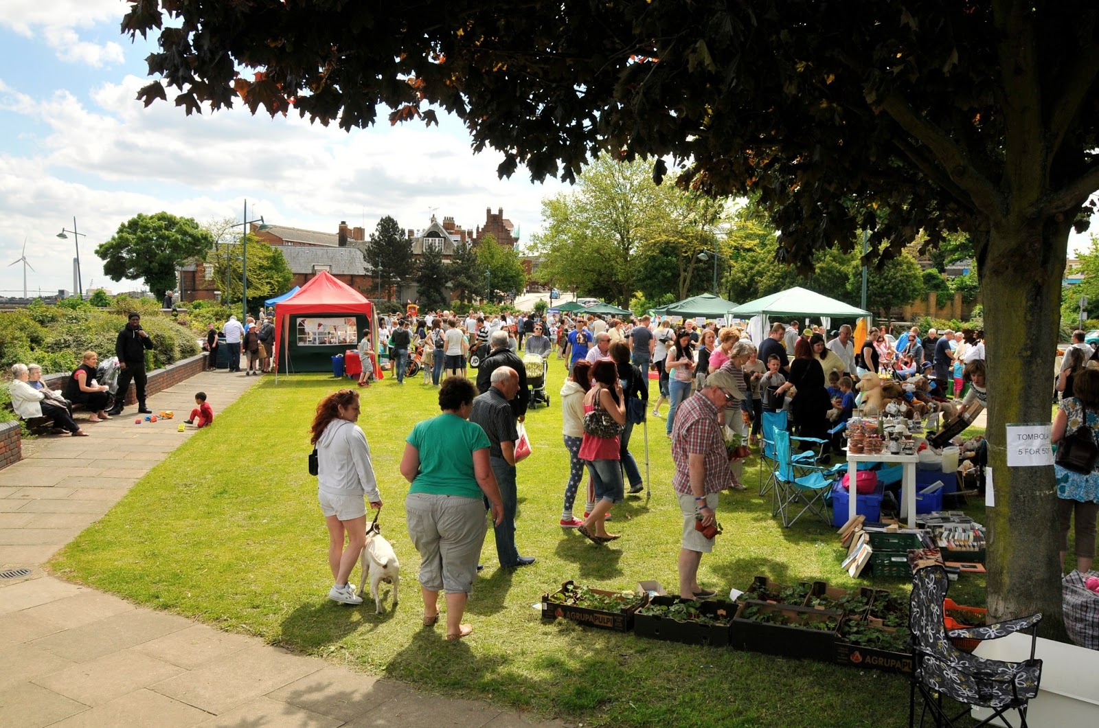 Arthur Pewty's maggot sandwich: Erith Riverside Festival 2013.