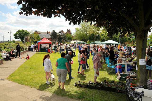 Arthur Pewty's maggot sandwich: Erith Riverside Festival 2013.