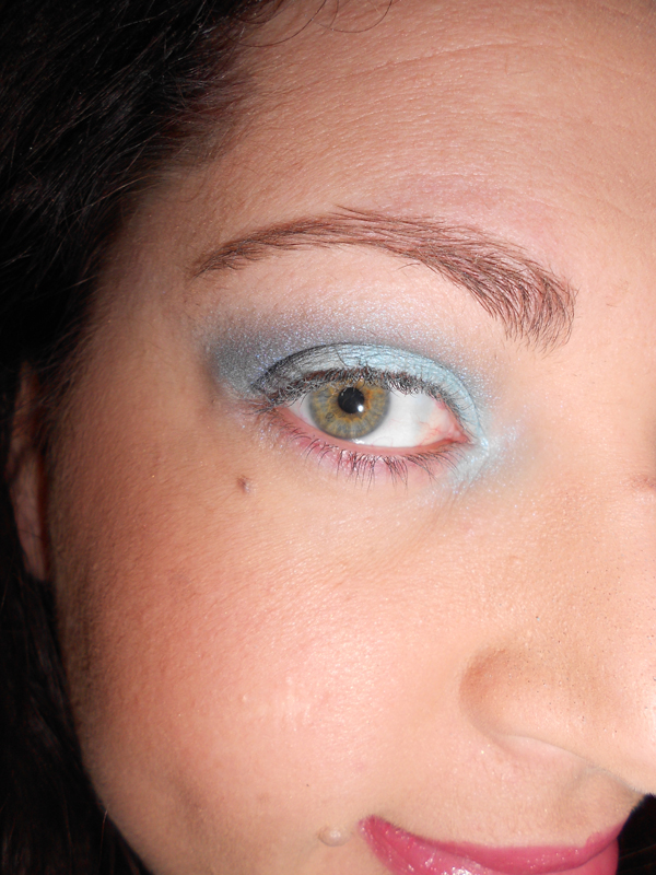 Beauty In Bloom: My first tutorial - Electric Blue Eyes!
