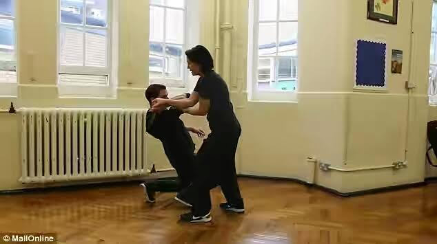 Martial arts expert with 35 years experience demonstrates how to evade ...