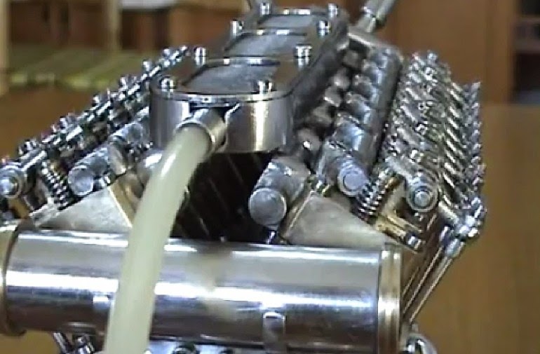 Najmniejszy silnik V-12 - Quantum