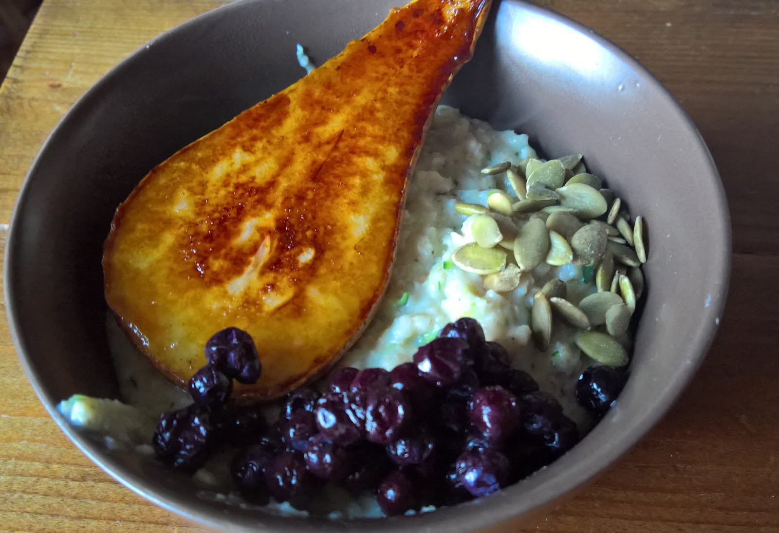 Porridge à la courgette poire caramélisée et myrtilles