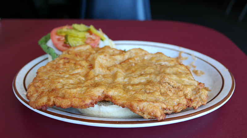 Des Loines: The Lucky Pig Pub & Grill in Ogden, Iowa