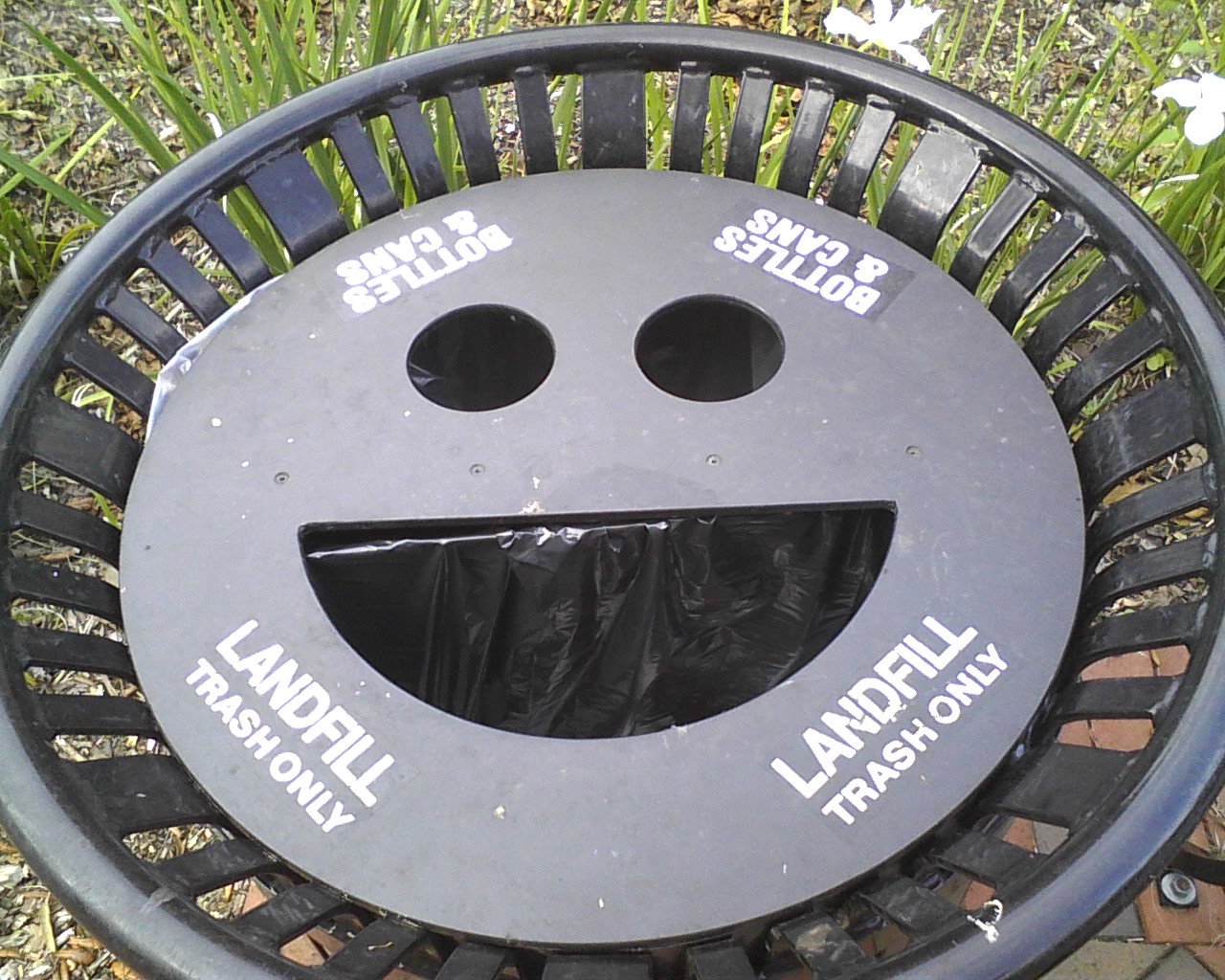 This has to be the happiest garbage can you'll ever see : r/pics
