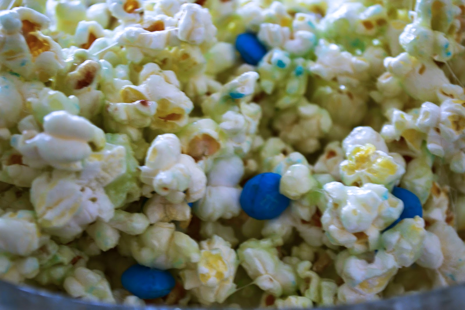 It's A Mom's World: Christmas Snowflake Crunch Popcorn--A Marshmallowy ...