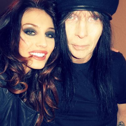 Mick Mars celebra 5 años de matrimonio con Seraina