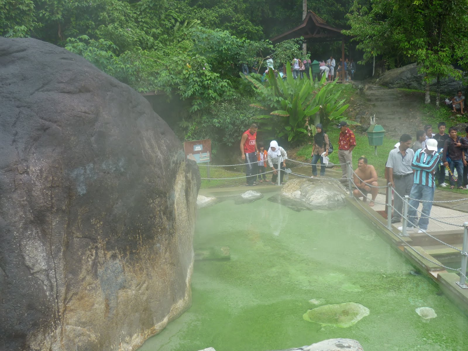 kolam air panas poring - View of Borneo