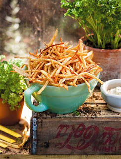 LEKKER RESEPTE VIR DIE JONGERGESLAG: PATAT TJIPS MET KOLJANDER MAYONNAISE