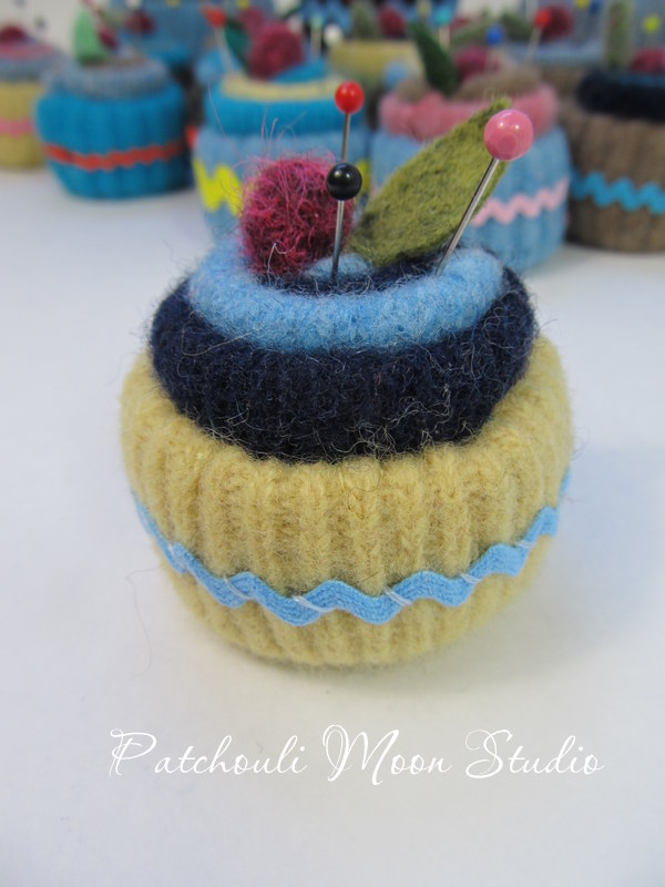 Patchouli Moon Studio: Wool Felt Cupcake Pincushions