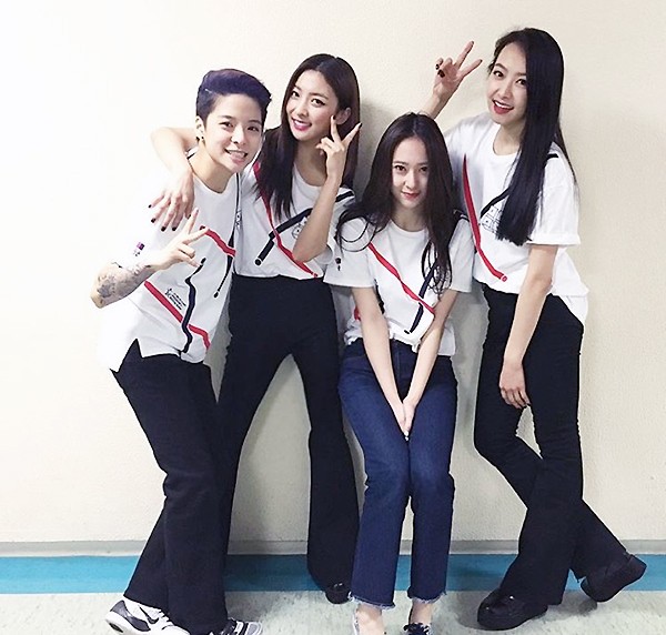 f(x) snap a group photo on Japanese tour