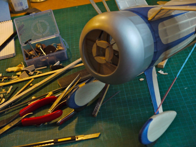 Free Flight -Vintage model airplane- cars-model retro avion et voiture ...