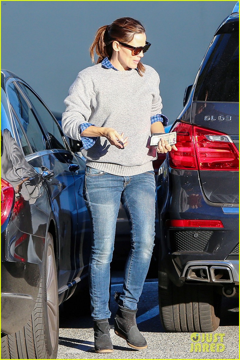Jennifer Garner Beautiful Pictures in Blue Jeans & Crew Neck Sweater ...