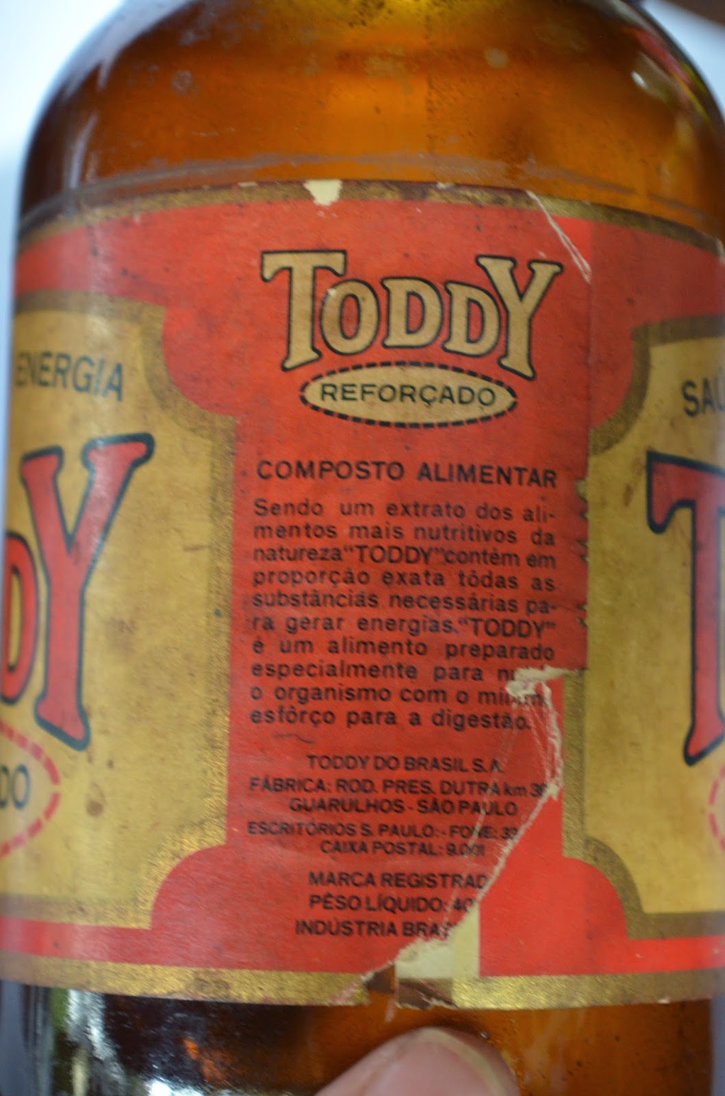 Ana Caldatto : Vidros e latas antigas de Toddy
