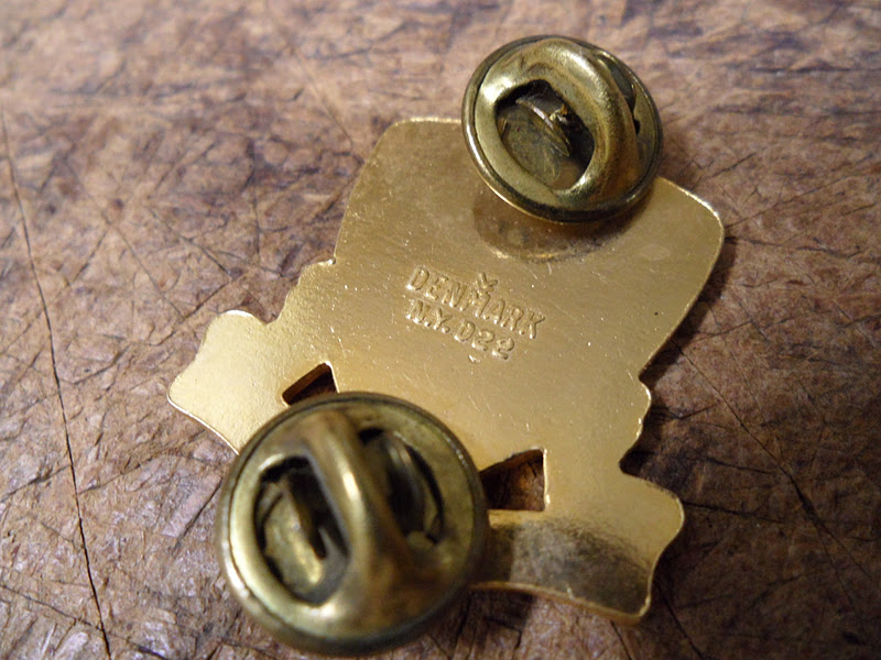 Four Bees: 18th Combat Sustainment Support Battalion Pin, "We Forege Ahead"