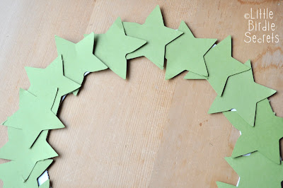 How to Recycle: 3D Paper Star Wreath Tutorial