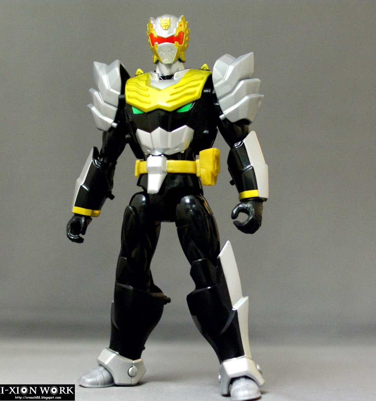 一眼看穿: Power Rangers Megaforce - Armored Ultra Mode Robo Knight