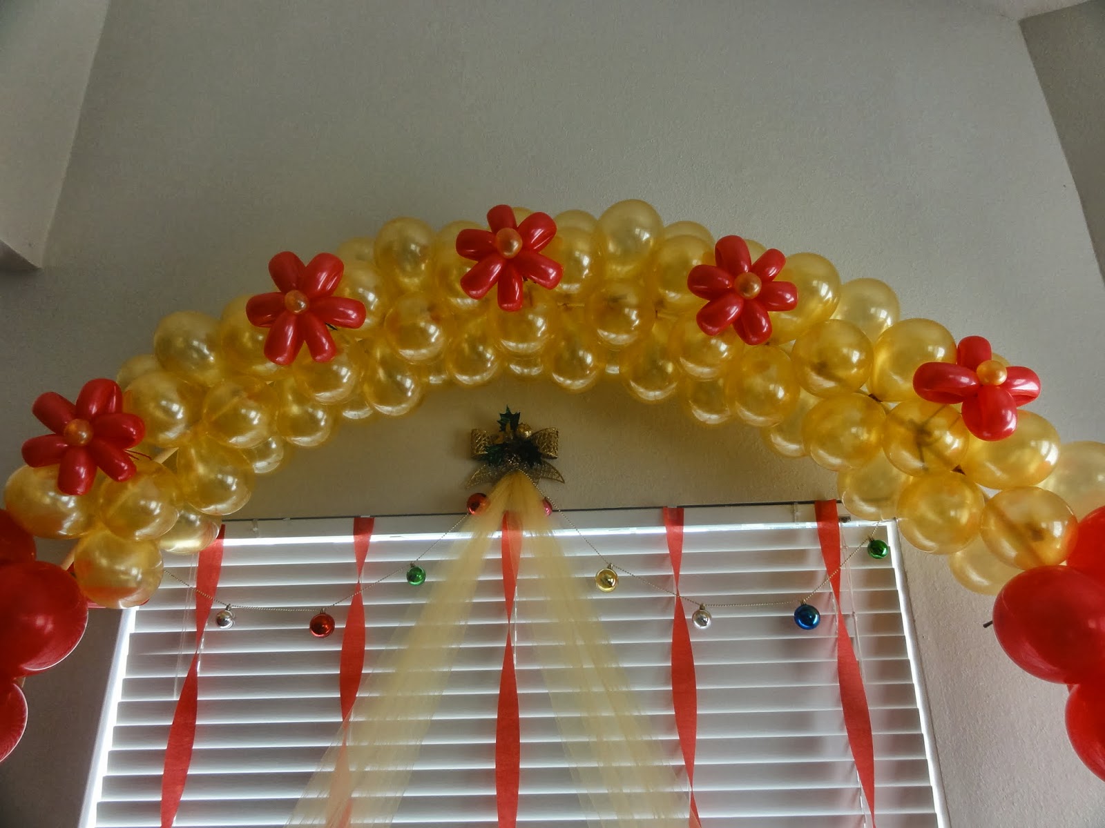 Santo Diamond Balloon Design: Balloon decoration for festive