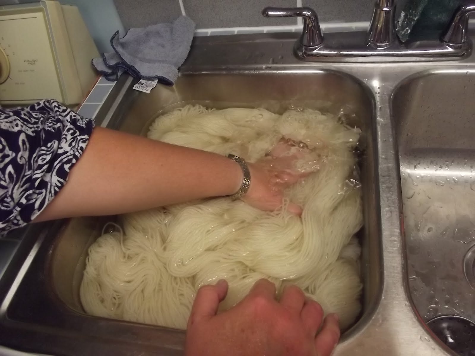 Nonnie's Blog: How to kettle dye wool (yarn) - in Utah with my sister Wendy