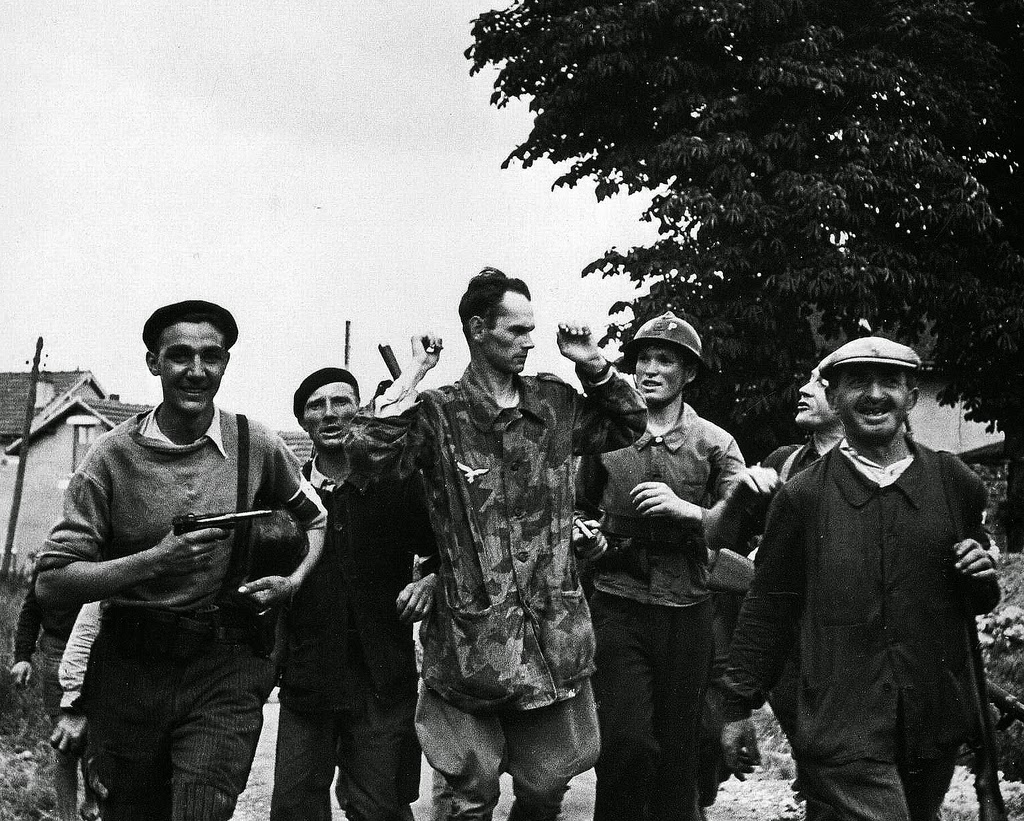 20 Incredible Photographs of France Taken by Robert Capa During World ...