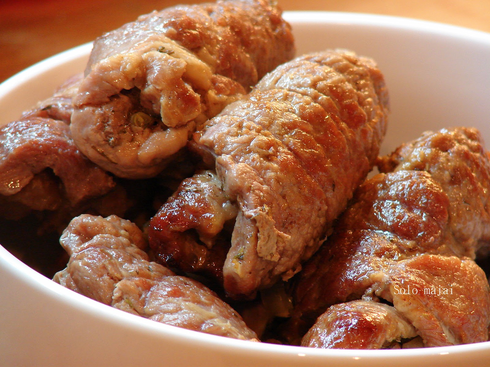 Solo mājai: Gaļas ruletītes ar sīpolu, žāvētu ābolu un diļļu pildījumu