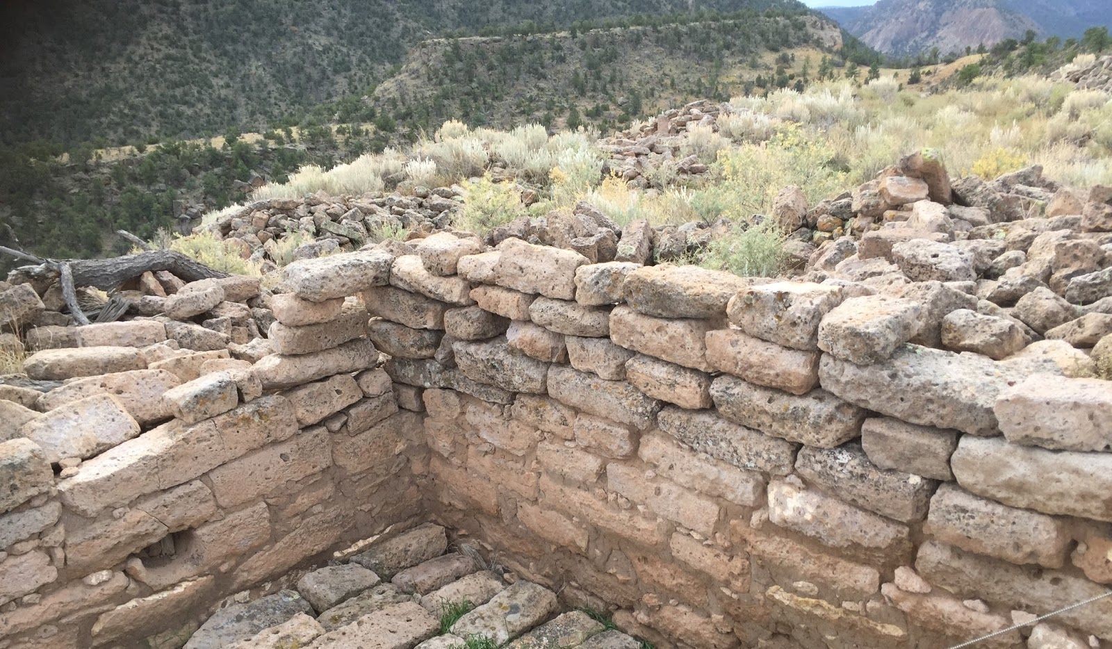 Southern New Mexico Explorer: Tsi-p'in-owinge( Mesa del Pueblo)- Santa ...