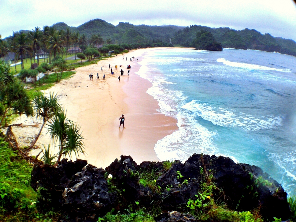 Pantai Srau Pacitan, Pesona Sunrise dan Sunset yang Bersamaan | DUNIA ...