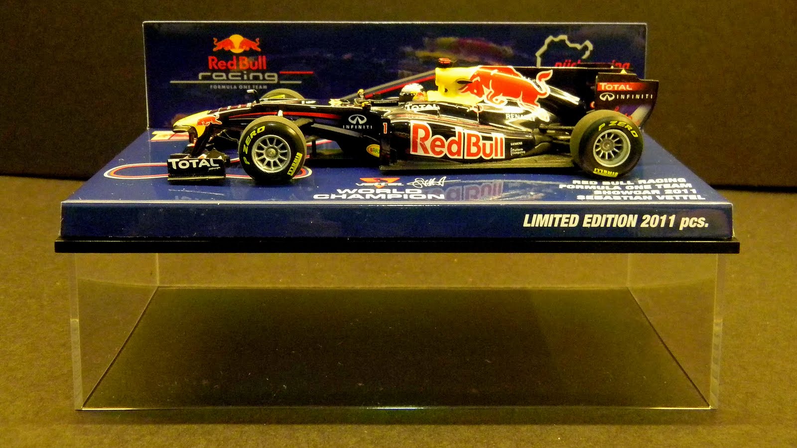 118 MODELS: Red Bull Racing RB7 Showcar Nurburgring Special 2011 - Vettel