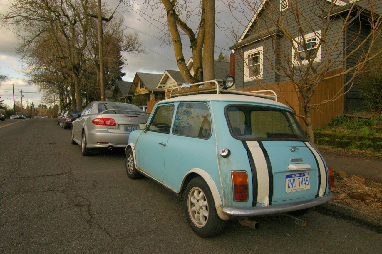 OLD PARKED CARS.: 1974 Austin Mini 1000.