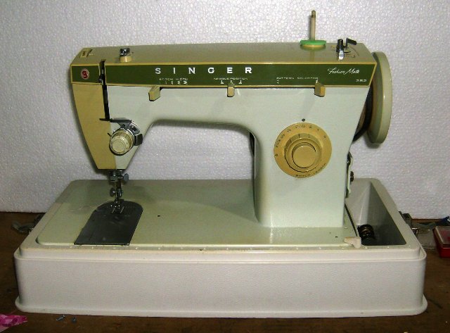 Vintage Sewing Machines: Singer FashionMate 252
