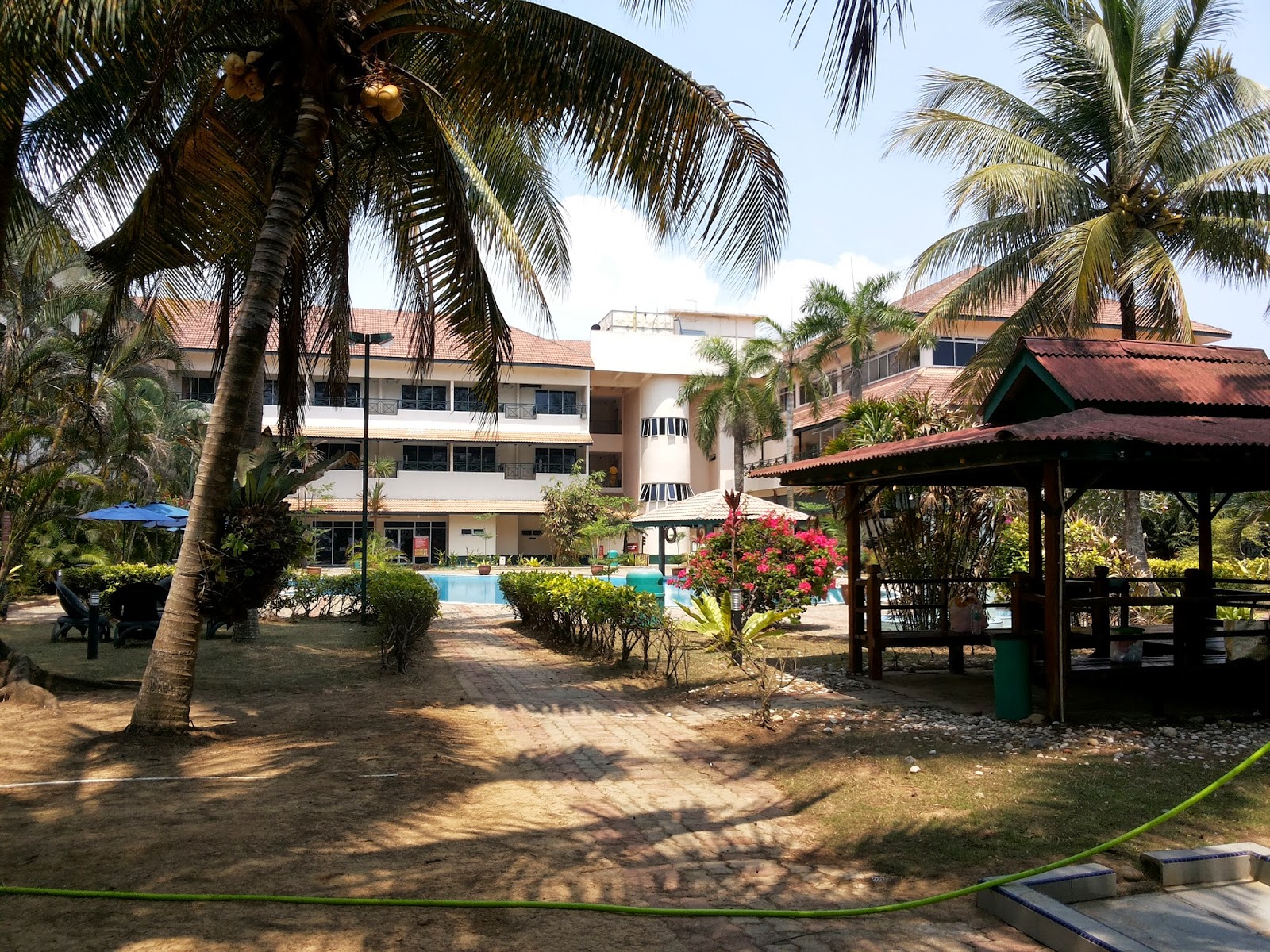 Cuti-Cuti Famili: Percutian Main Pasir di The Qamar Resort, Paka Terengganu