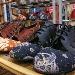 Segala Ada: Lianna Sukses Memproduksi Sepatu Kain Batik