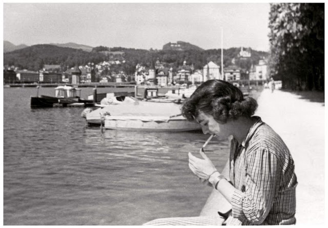 50 Cool Snaps Show How to Smoke Like the 1950s Ladies ~ Vintage Everyday