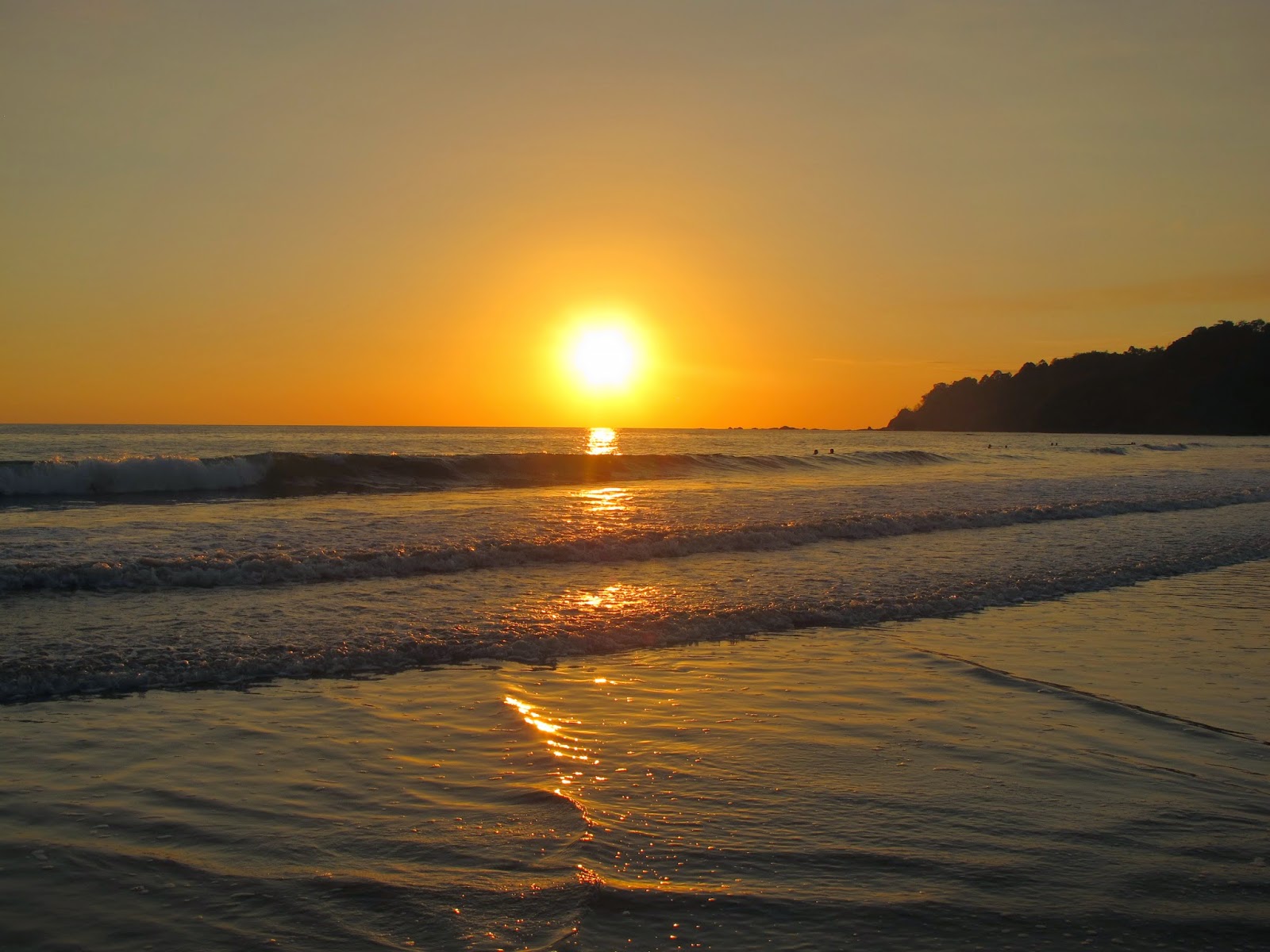 Costa Rican sunset | Christine Loves to Travel