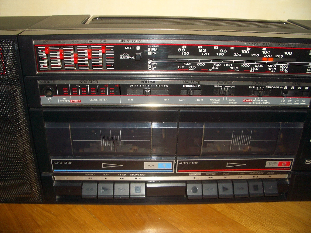 МАГНИТОЛиЯ - бумбоксы, магнитофоны и магнитолы!: Sharp WF-372H(BK). Бедненько, но чистенько.